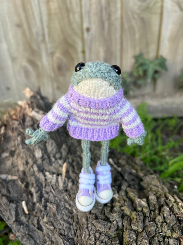 Frank Frog - green knitted frog with sweater – Rumi & Tilba